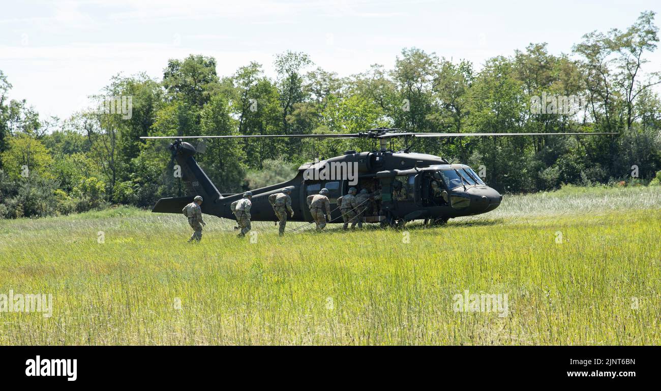 Six Soldiers load into a UH-60 Black Hawk helicopter during Air Assault ...