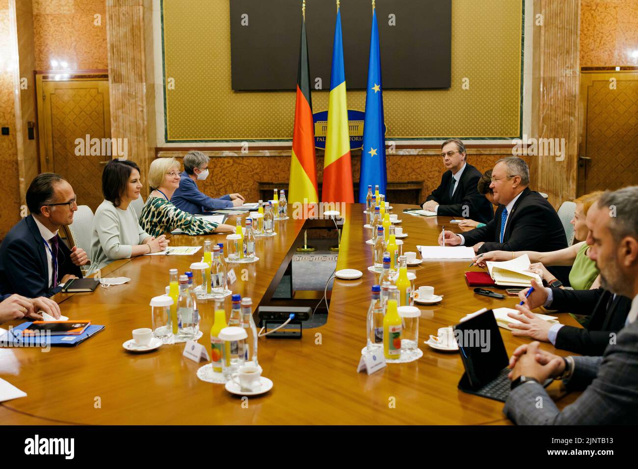 Annalena Baerbock (L) (Alliance 90/The Greens), Federal Foreign ...