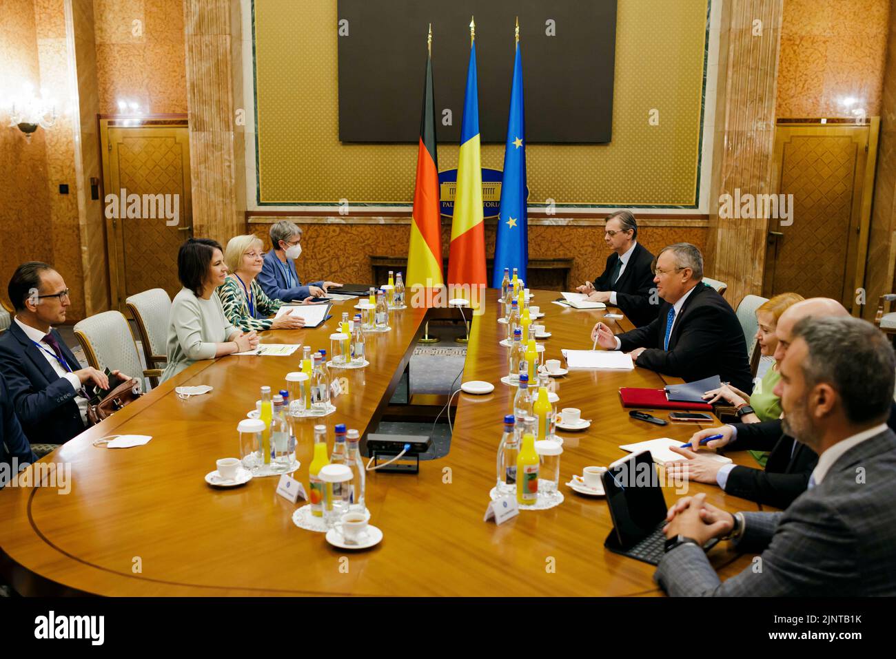 Annalena Baerbock (L) (Bündnis 90/Die Grünen), Federal Foreign Minister ...