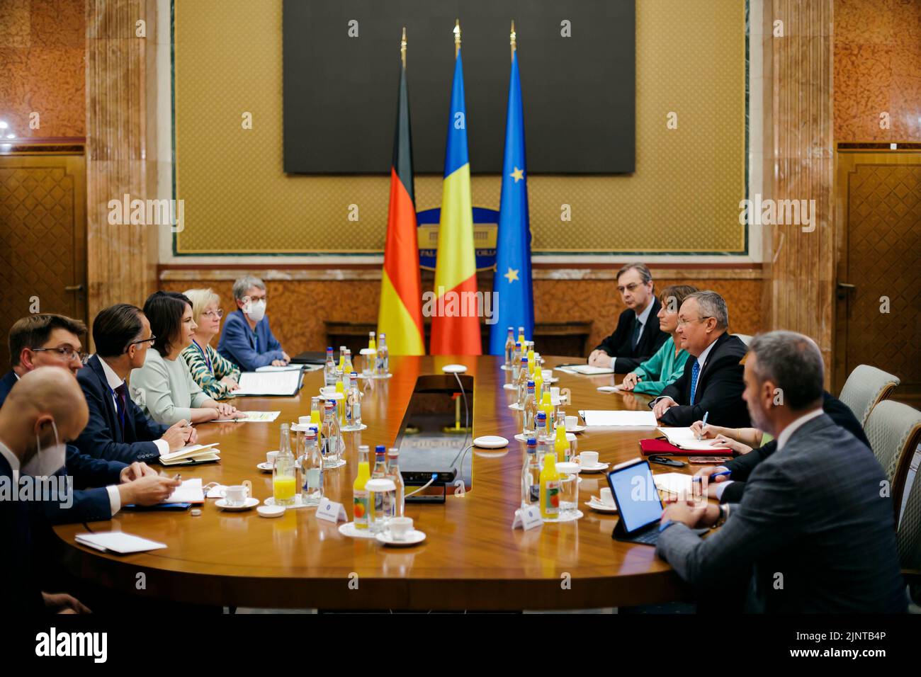 Annalena Baerbock (L) (Alliance 90/The Greens), Federal Foreign ...