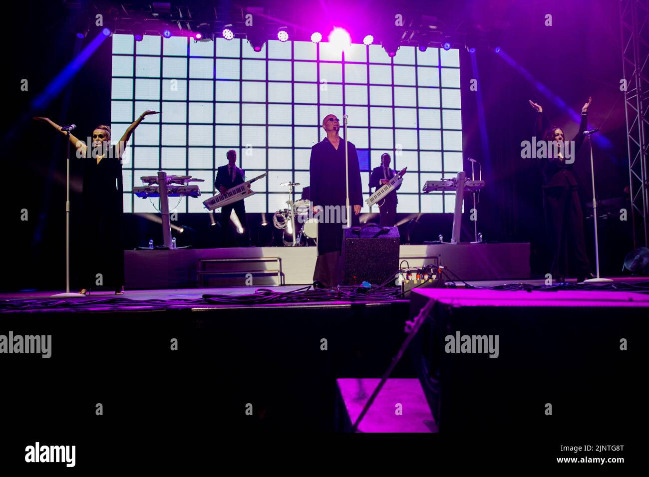 Backing dancing hi-res stock photography and images - Alamy