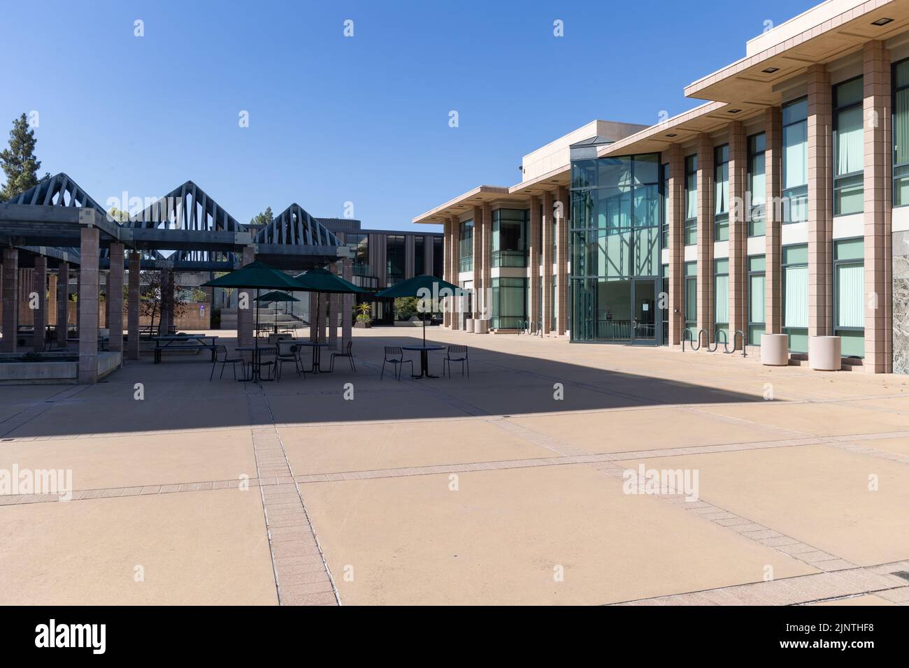Outdoor eating area on the campus of Harvey Mudd College Stock Photo ...