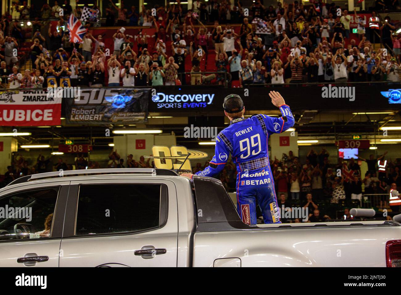 Crowd principality stadium hi-res stock photography and images - Alamy
