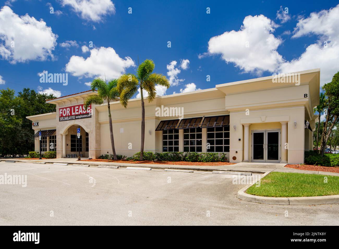 Vacant strip mall hi-res stock photography and images - Alamy