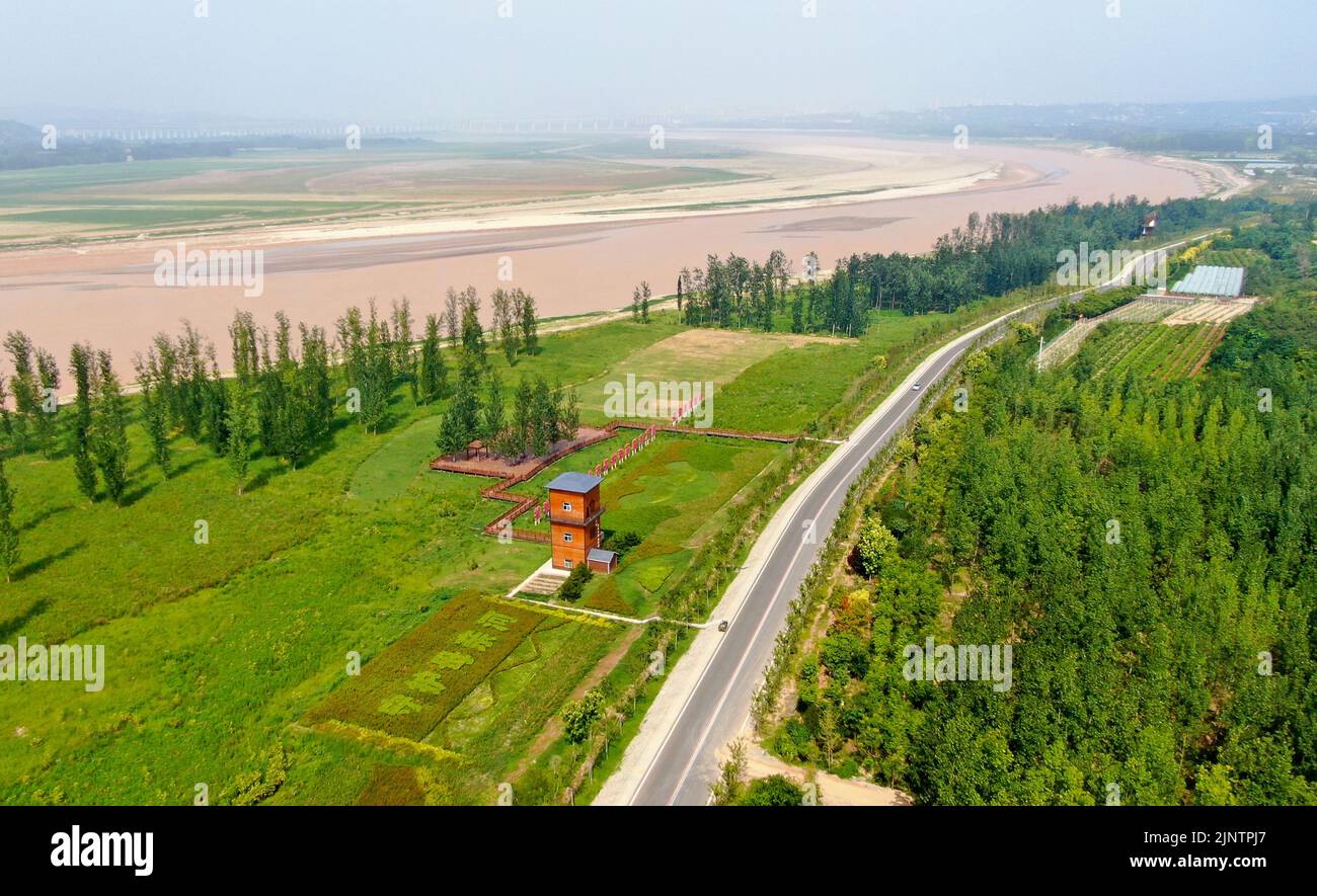 (220814) -- SANMENXIA, Aug. 14, 2022 (Xinhua) -- Aerial photo taken on ...