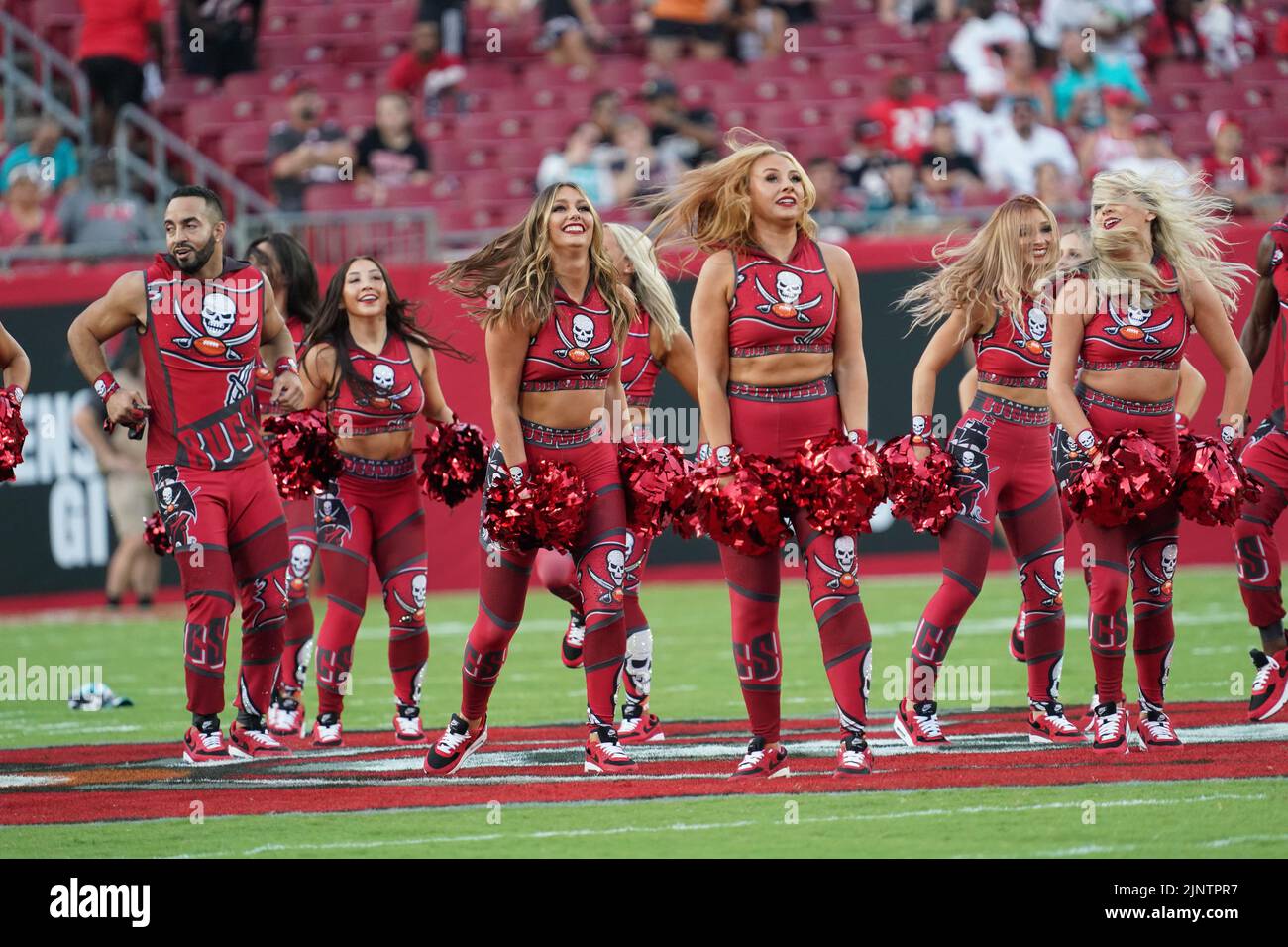 Tampa bay buccaneers cheerleaders hi-res stock photography and images ...