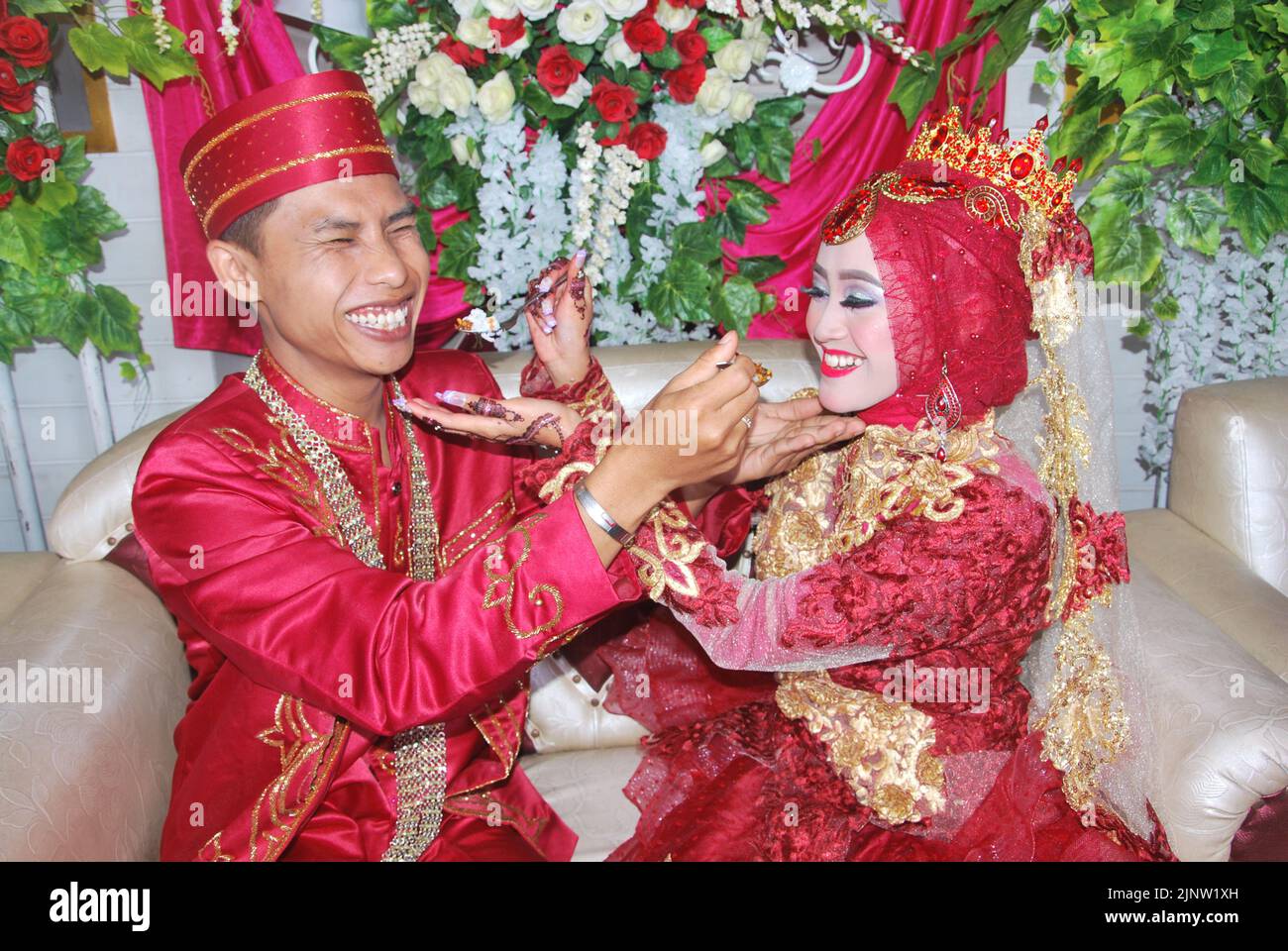 Muslim wedding ceremony bride home hi-res stock photography and images ...