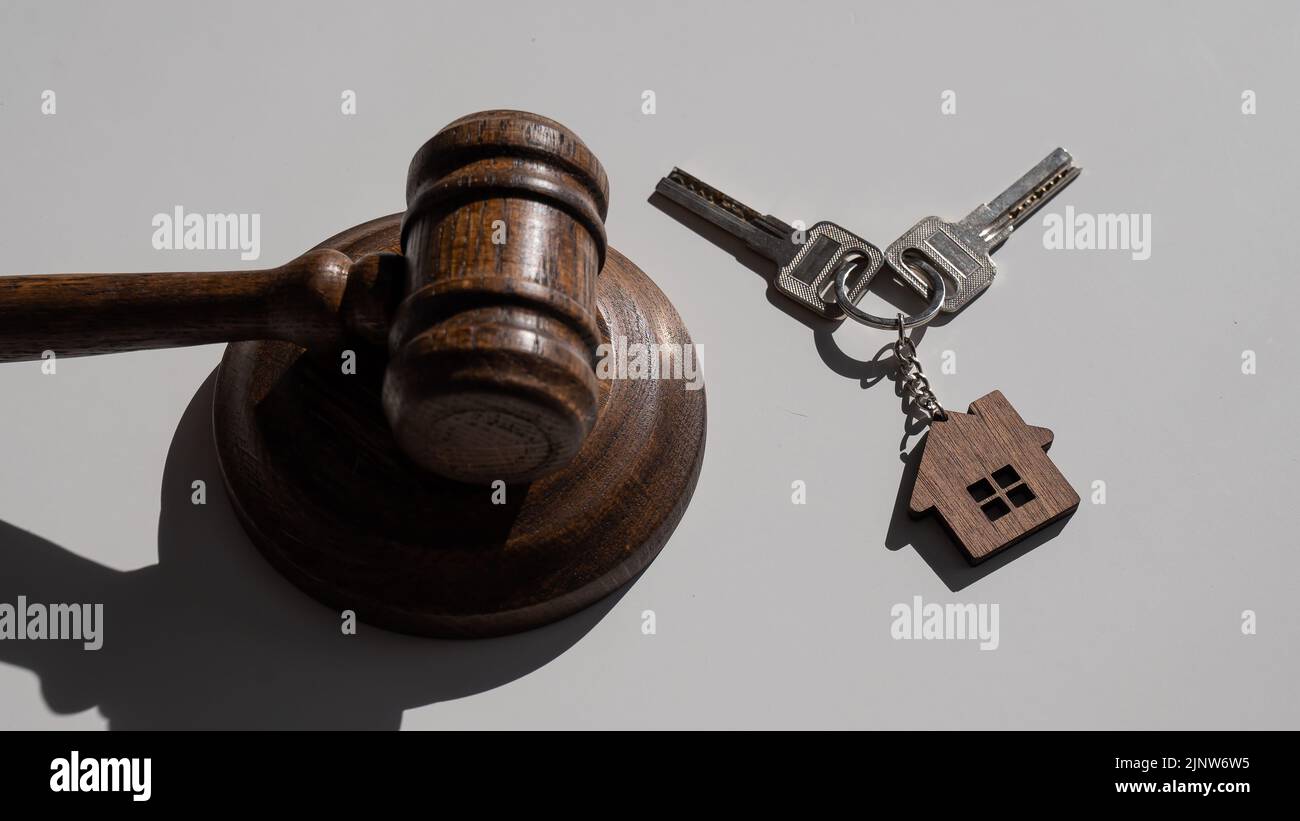 Gavel house model keys hi-res stock photography and images - Alamy