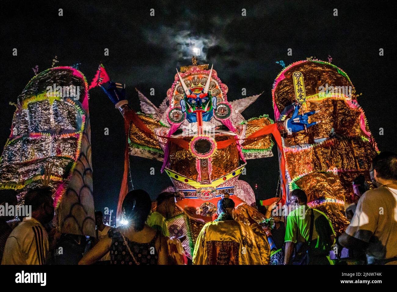 Malaysian Chinese people make a last preparation in front of a giant ...