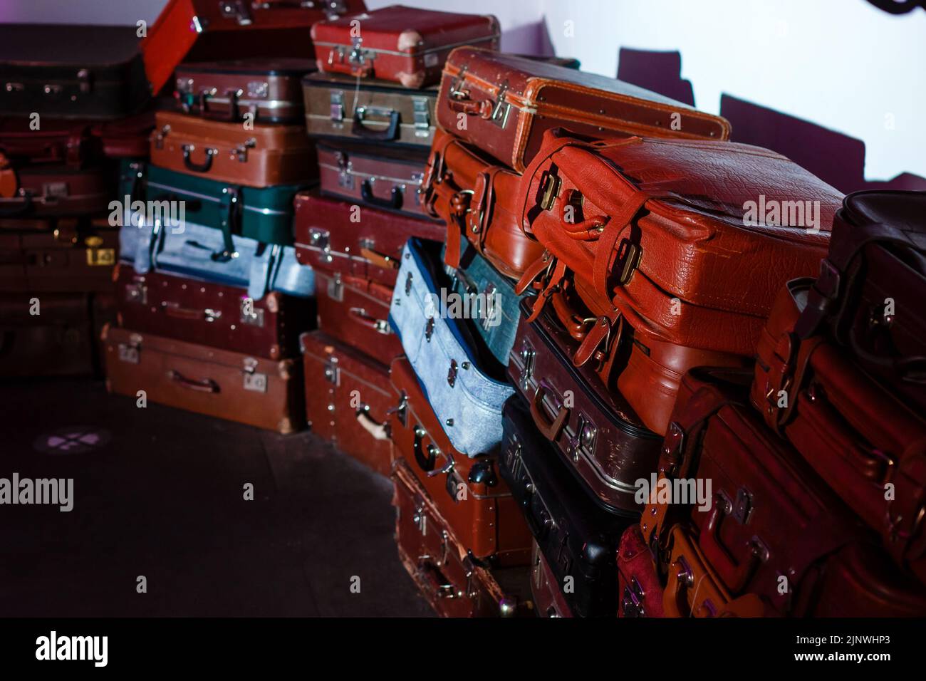 Vintage suitcase icon image hi-res stock photography and images - Alamy