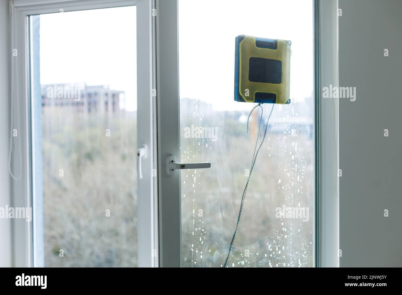 Vacuum cleaner robot cleaning window in high building outdoor Stock ...