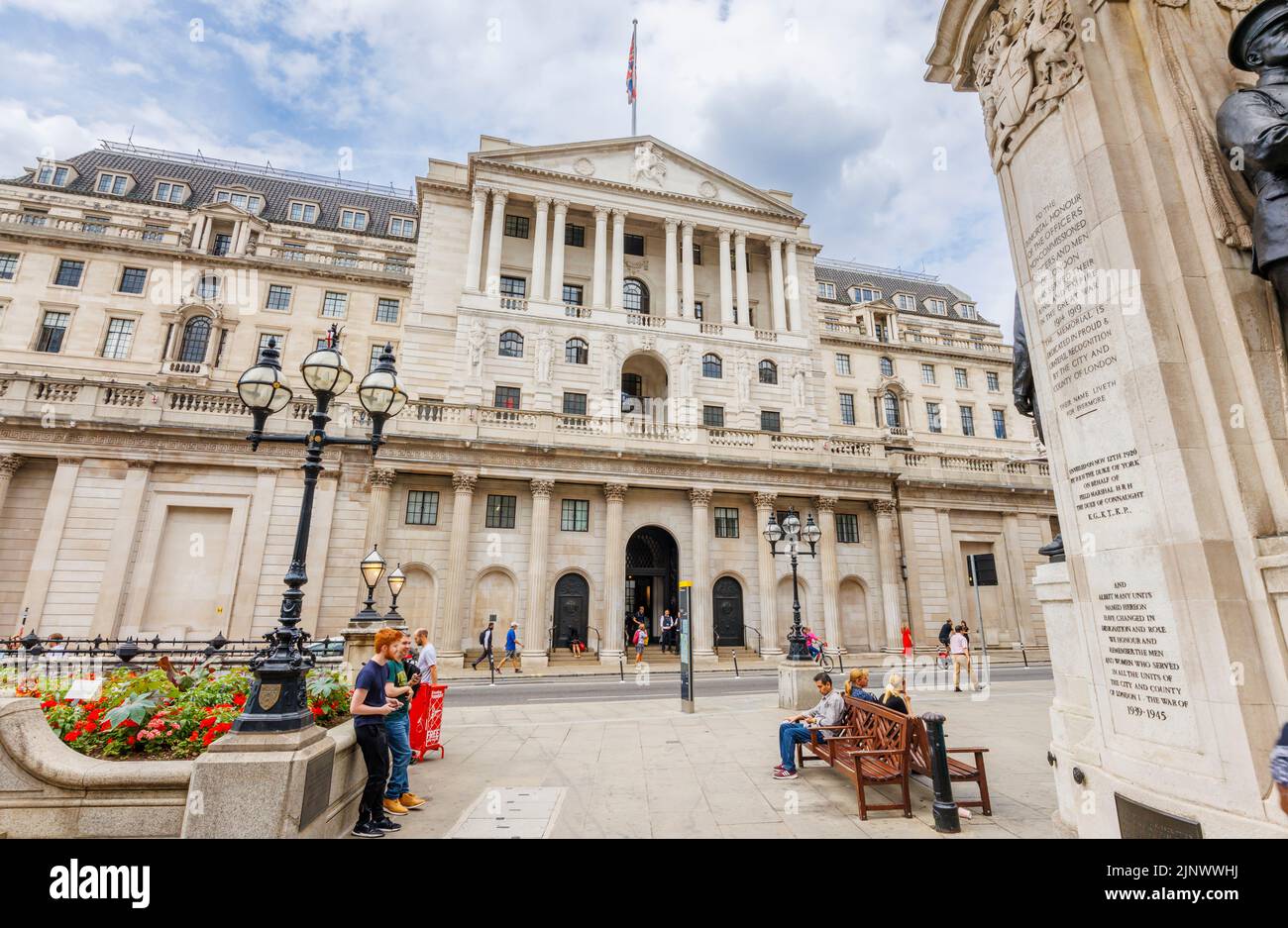 View of the entrance and facade to the Bank of England in Threadneedle ...