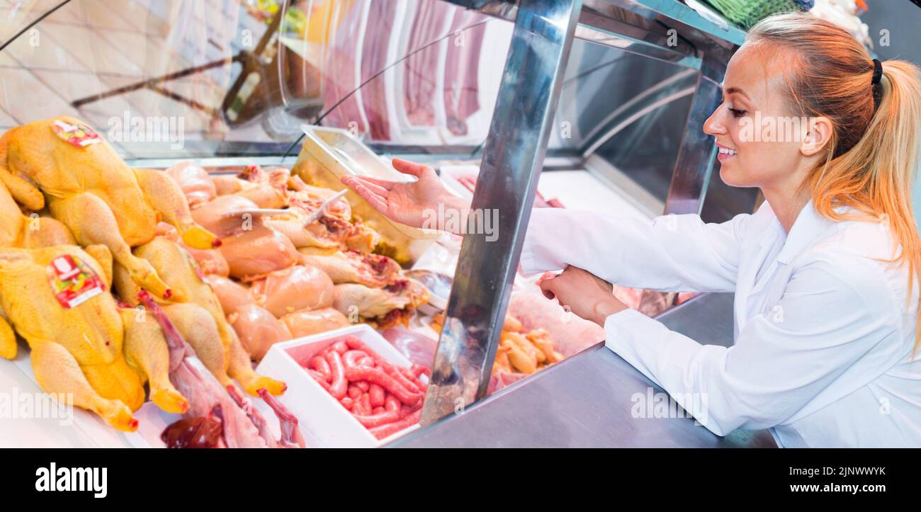 Selling fresh chicken hi-res stock photography and images - Alamy