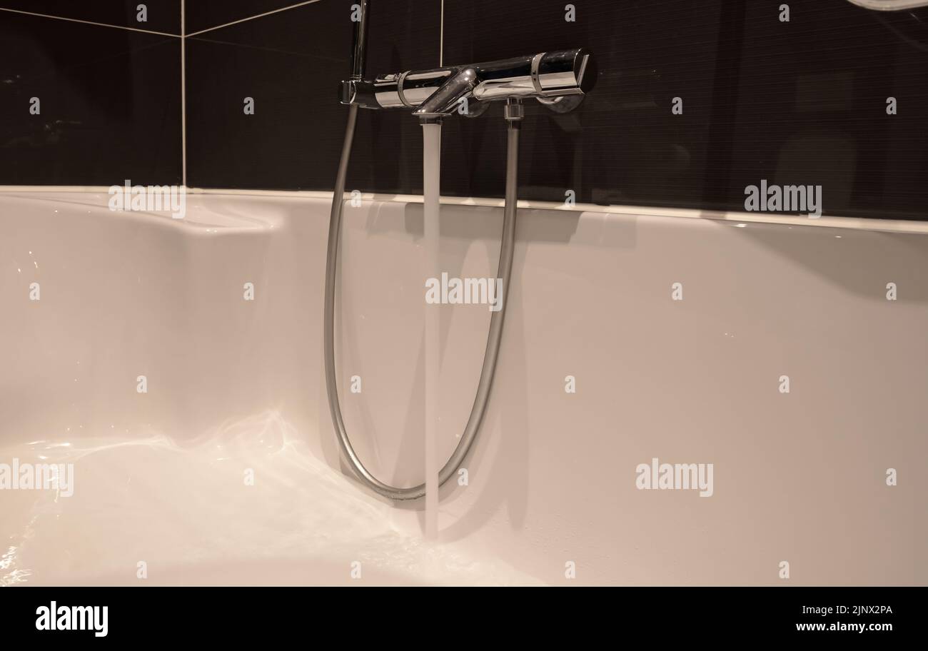 Bath filling up with water, luxurious life Stock Photo - Alamy