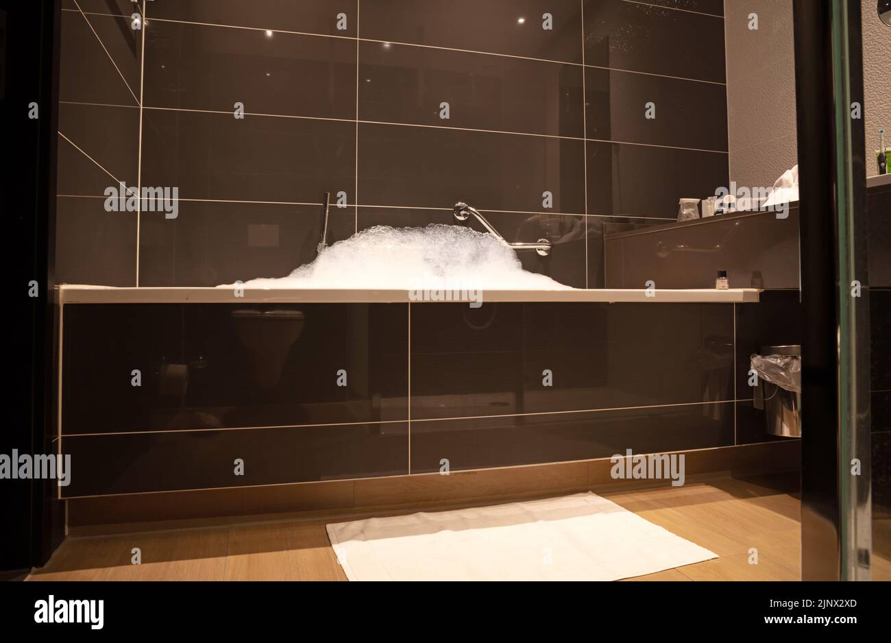 Bath filling up with water, luxurious life Stock Photo - Alamy