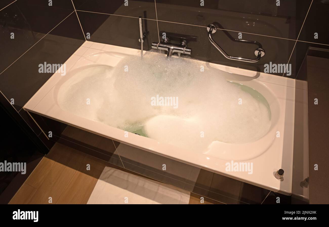 Bath filling up with water, luxurious life Stock Photo - Alamy