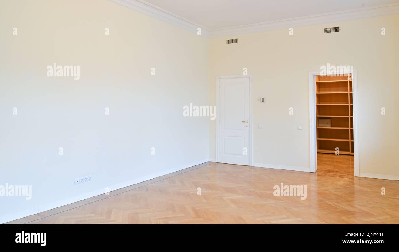 Light spacious empty room in house without furniture Stock Photo - Alamy