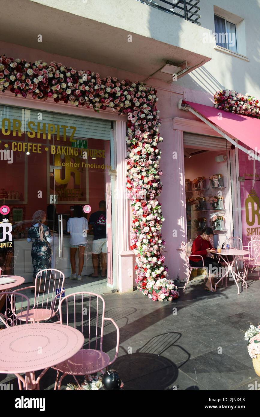 Pink cake shop hi-res stock photography and images - Alamy