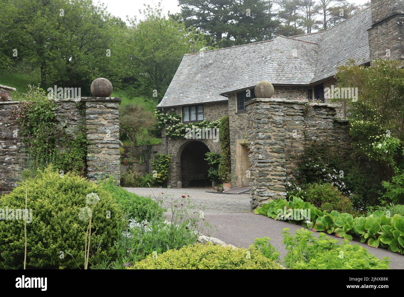 English mansion house gates hi-res stock photography and images - Alamy