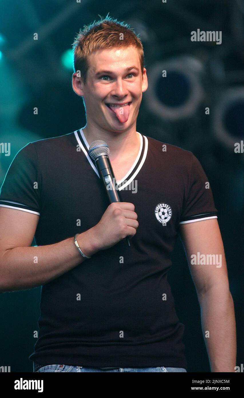 LEE RYAN FROM BLUE SPOTS A FANS CHEEKY MESSAGE AT THE PARTY ON THE ...