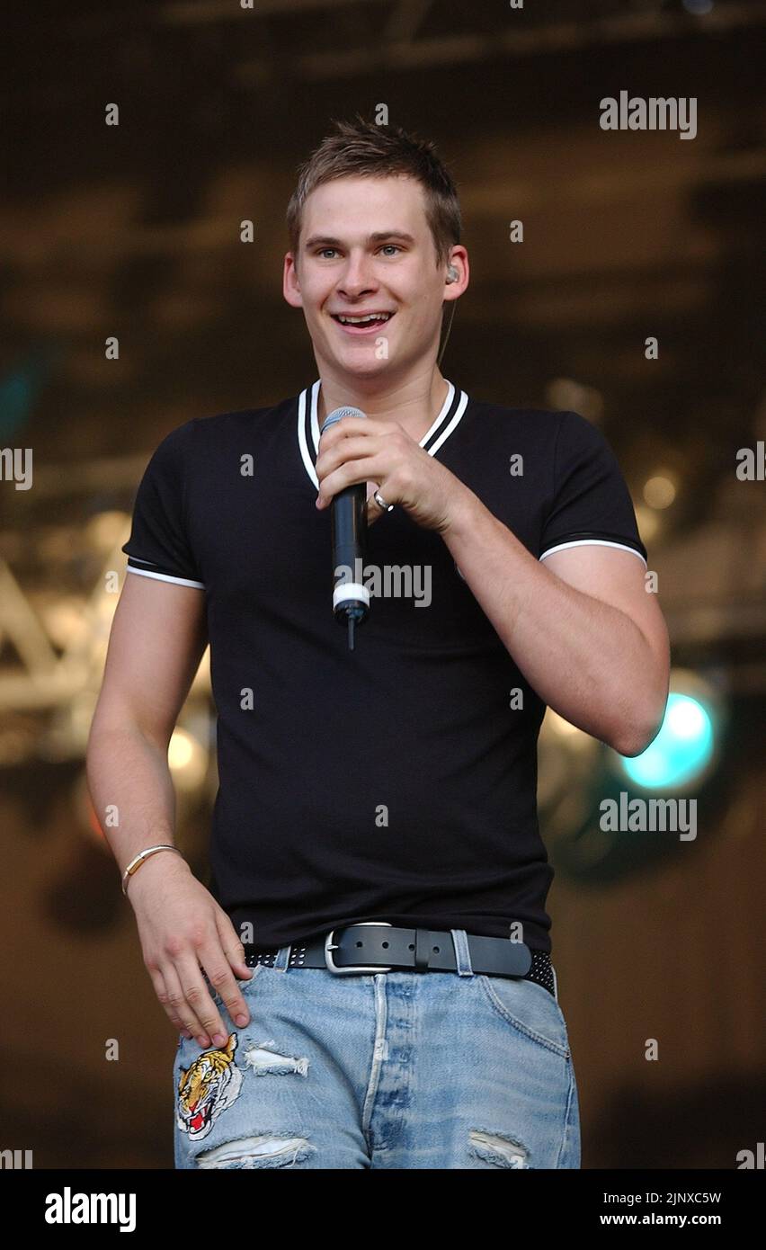 LEE RYAN BLUE, PARTY ON THE PITCH, BOURNEMOUTH 1-08-04 PIC MIKE WALKER, 2004 Stock Photo - Alamy