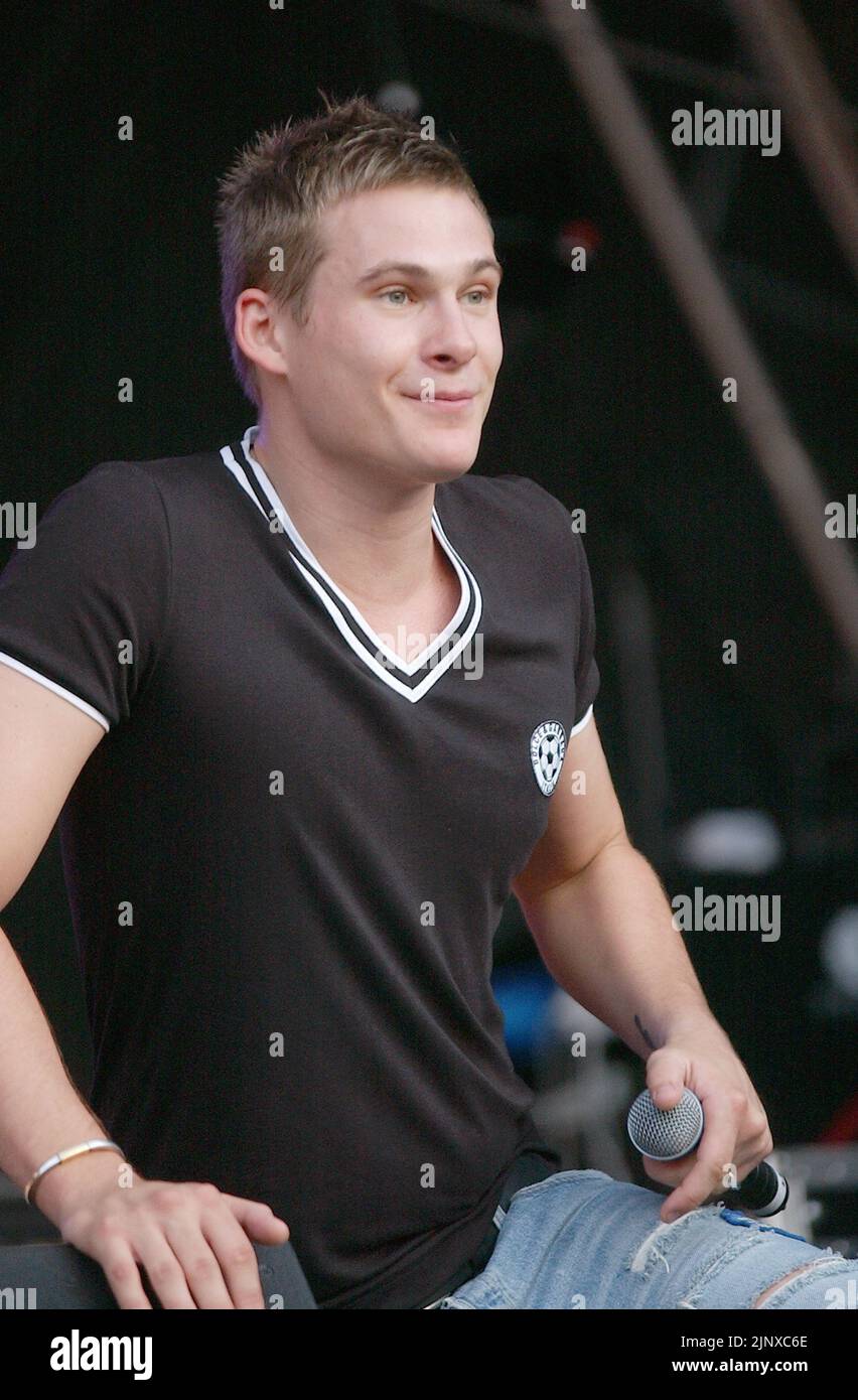 LEE RYAN, BLUE, PARTY ON THE PITCH, BOURNEMOUTH 1-08-04 PIC MIKE WALKER, 2004 Stock Photo - Alamy