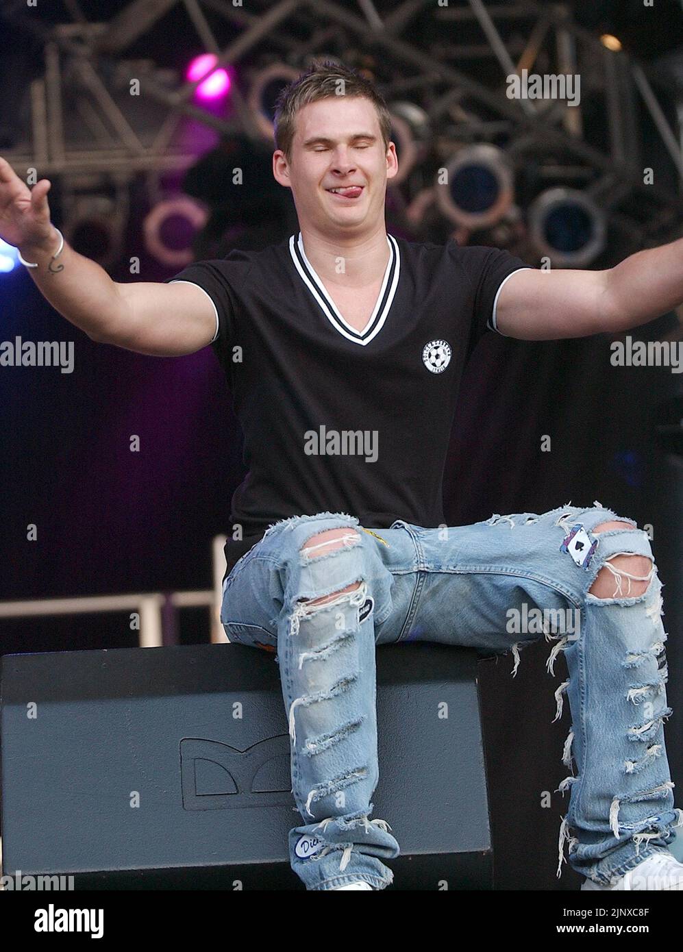 LEE RYAN, BLUE, PARTY ON THE PITCH, BOURNEMOUTH 1-08-04 PIC MIKE WALKER ...