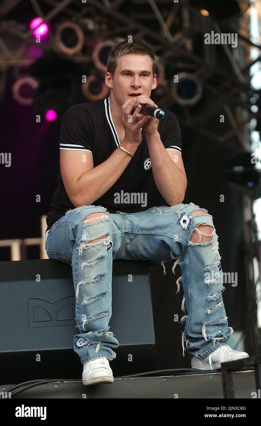 LEE RYAN, BLUE, PARTY ON THE PITCH, BOURNEMOUTH 1-08-04 PIC MIKE WALKER ...