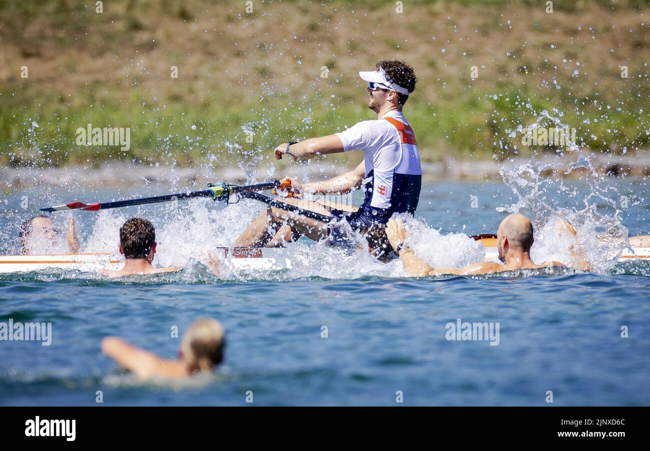 MUNCHEN - Melvin Twellaar celebrates his win with the other Dutch ...