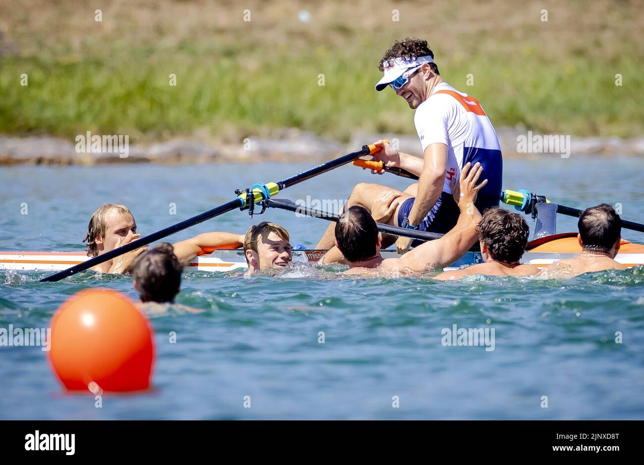 MUNCHEN - Melvin Twellaar celebrates his win with the other Dutch ...