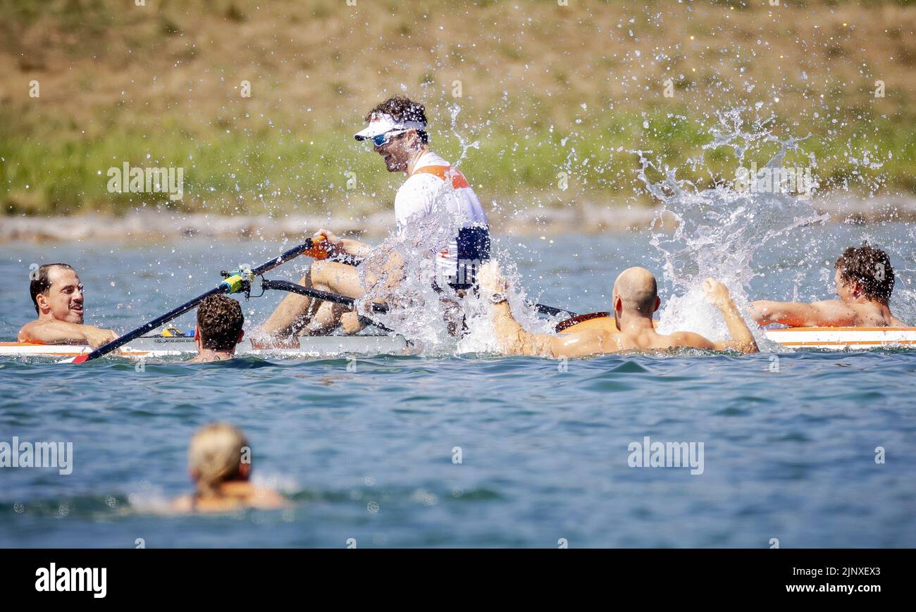 MUNCHEN - Melvin Twellaar celebrates his win with the other Dutch ...