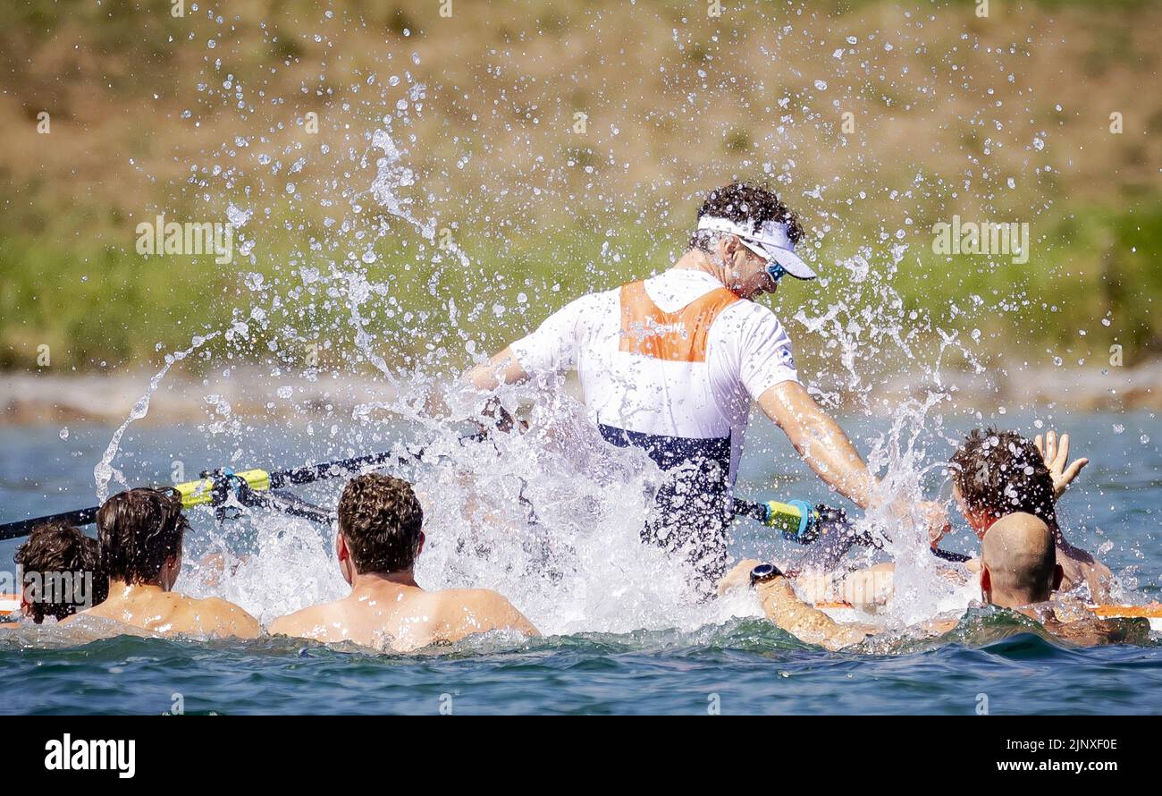 MUNCHEN - Melvin Twellaar celebrates his win with the other Dutch ...