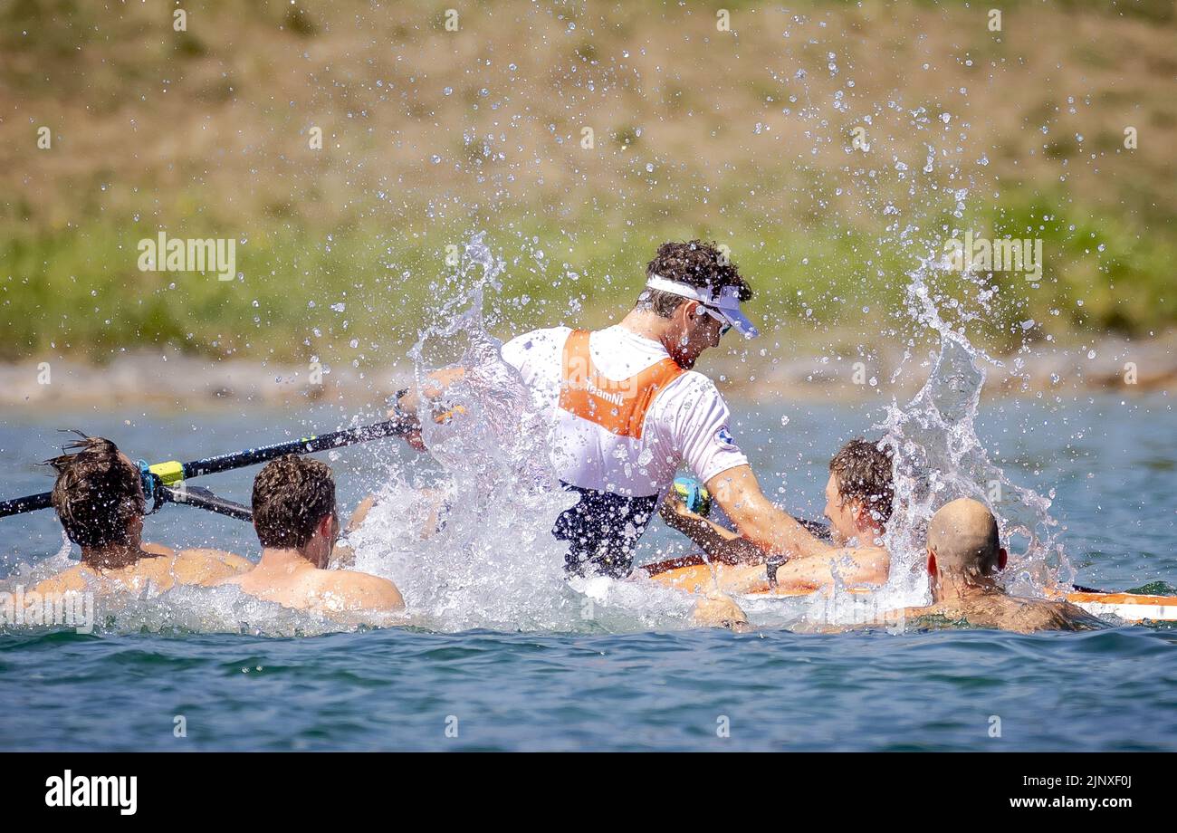 MUNCHEN - Melvin Twellaar celebrates his win with the other Dutch ...