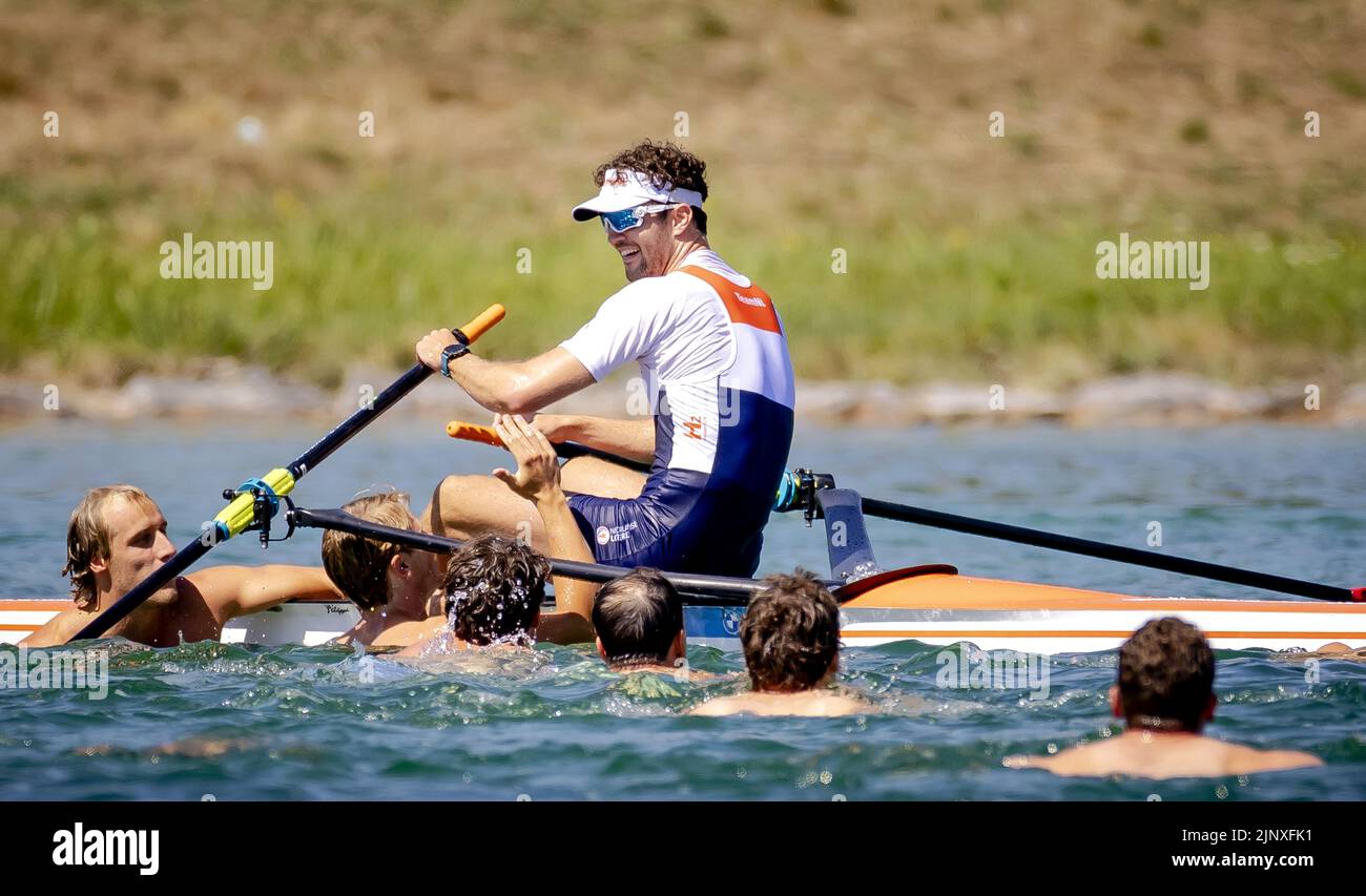 MUNCHEN - Melvin Twellaar celebrates his win with the other Dutch ...