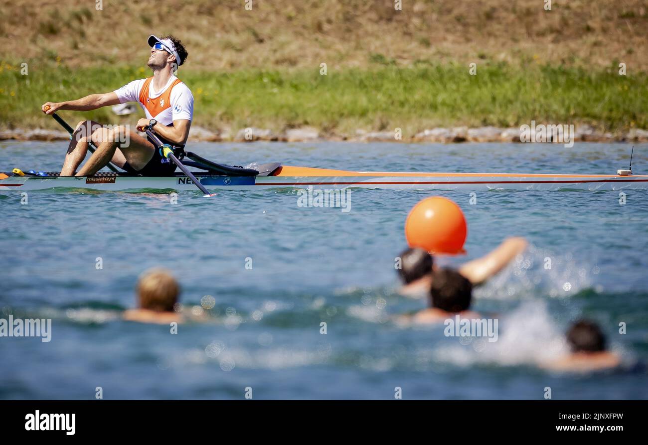 MUNICH - Melvin Twellaar celebrates his win with the other Dutch rowers ...