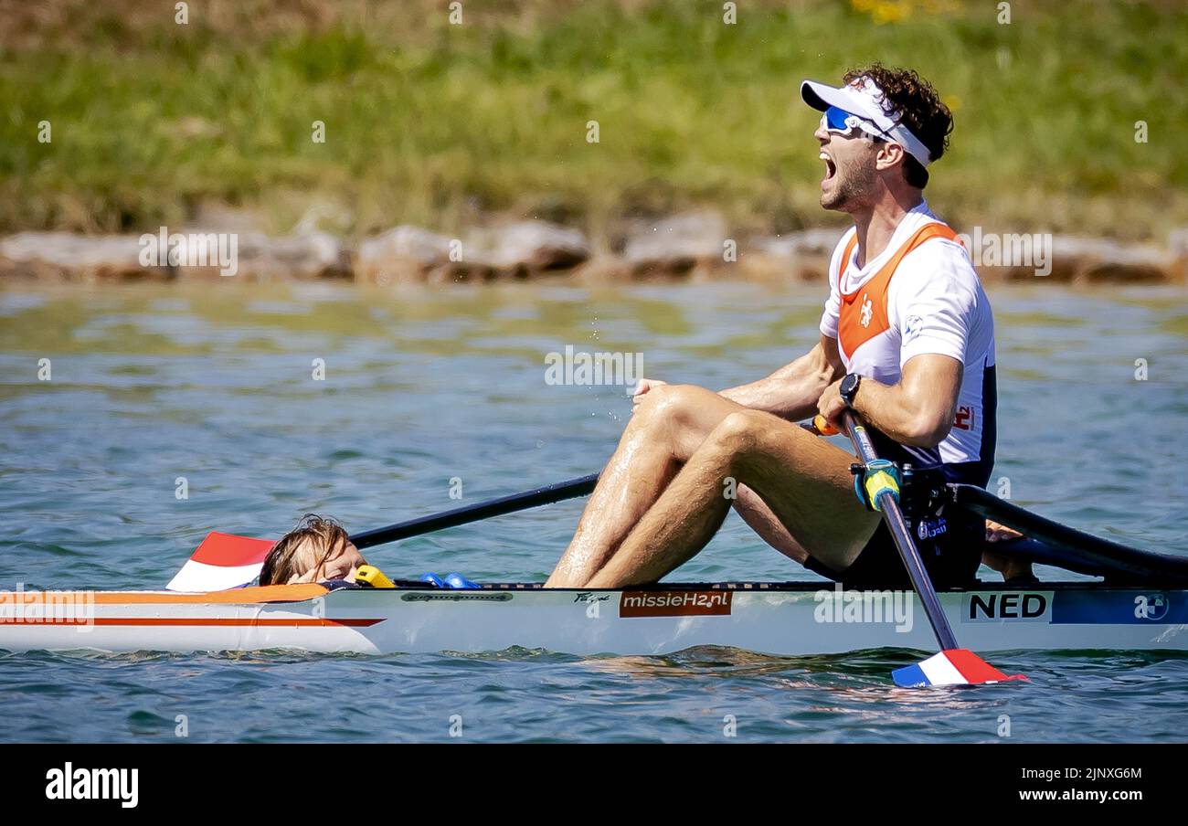MUNCHEN - Melvin Twellaar celebrates his win with the other Dutch ...