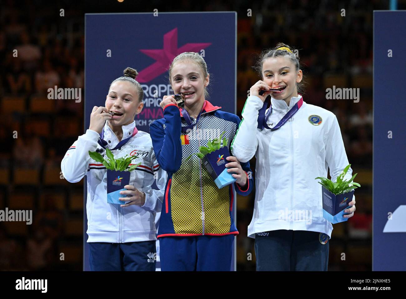 Medal Ceremony VAULT Gold: Maneca Voinea Sabrina (ROU) Silver: Van ...