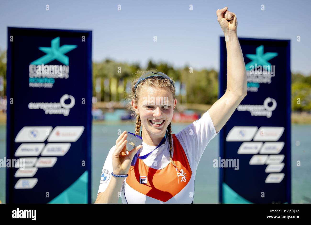 MUNCHEN - Karolien Florijn poses with the gold medal after the final in ...