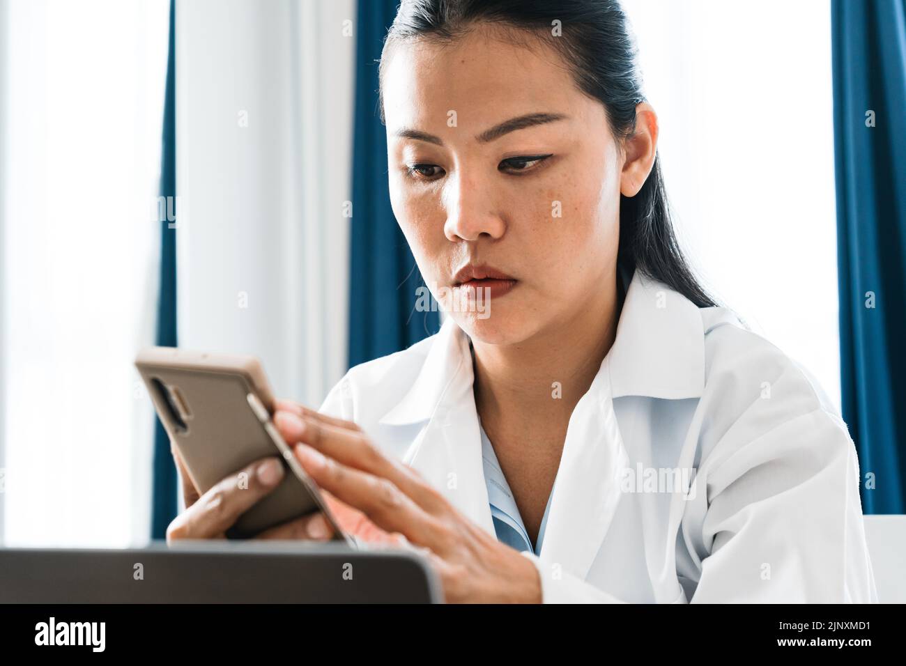 Health online female doctor hi-res stock photography and images - Alamy