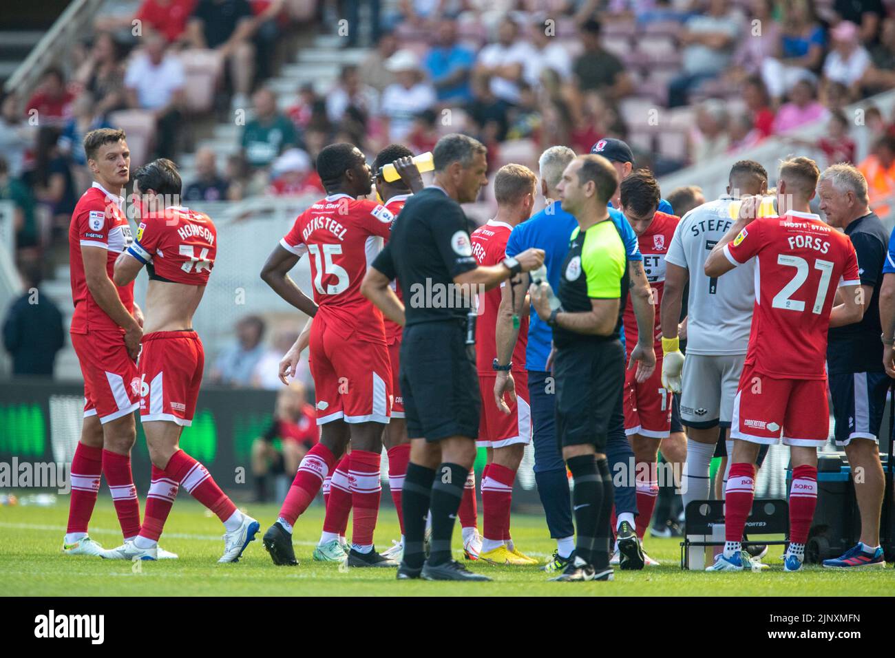 Break halfway hi-res stock photography and images - Alamy