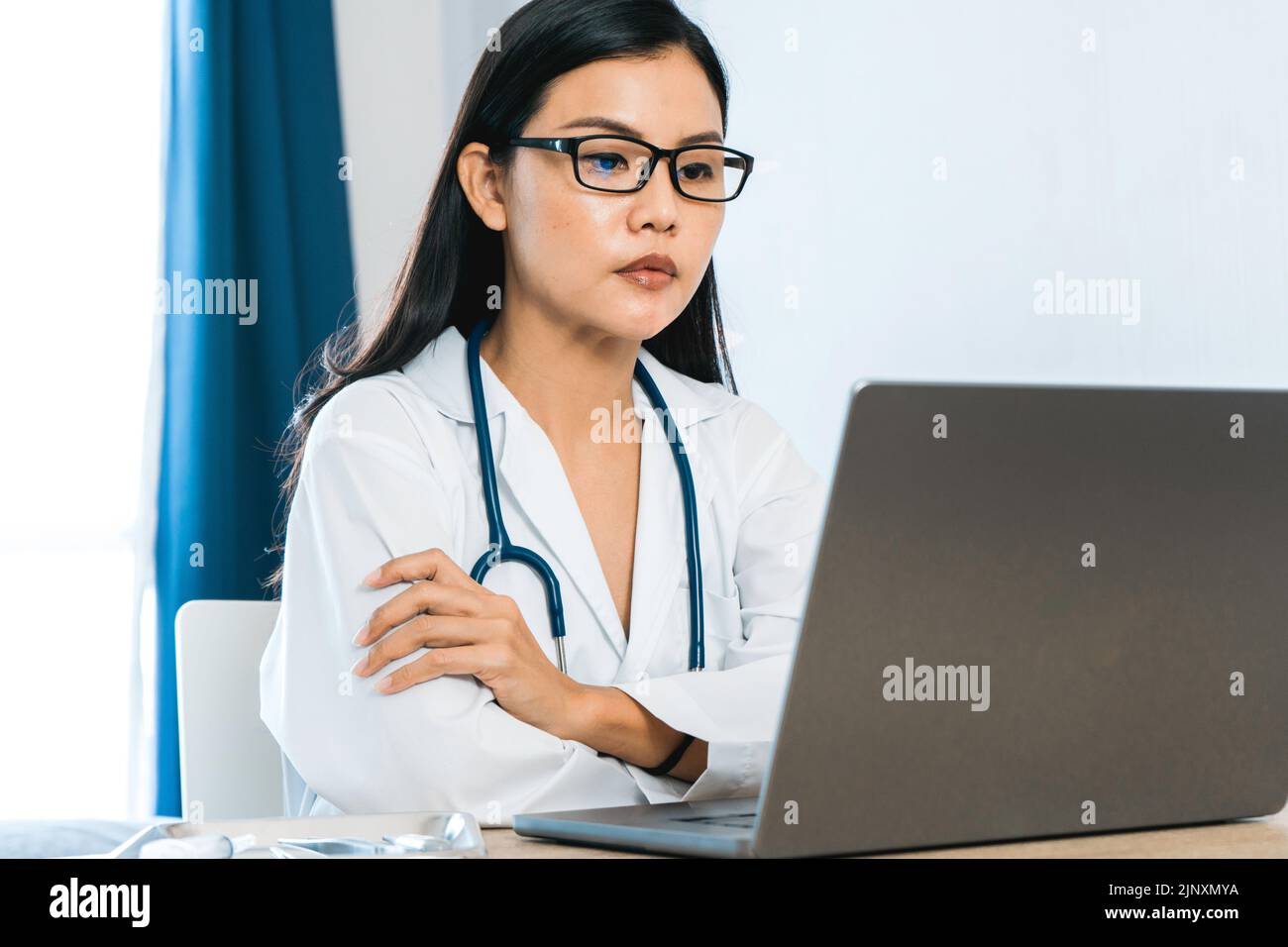 Woman doctor in telemedicine hi-res stock photography and images - Alamy