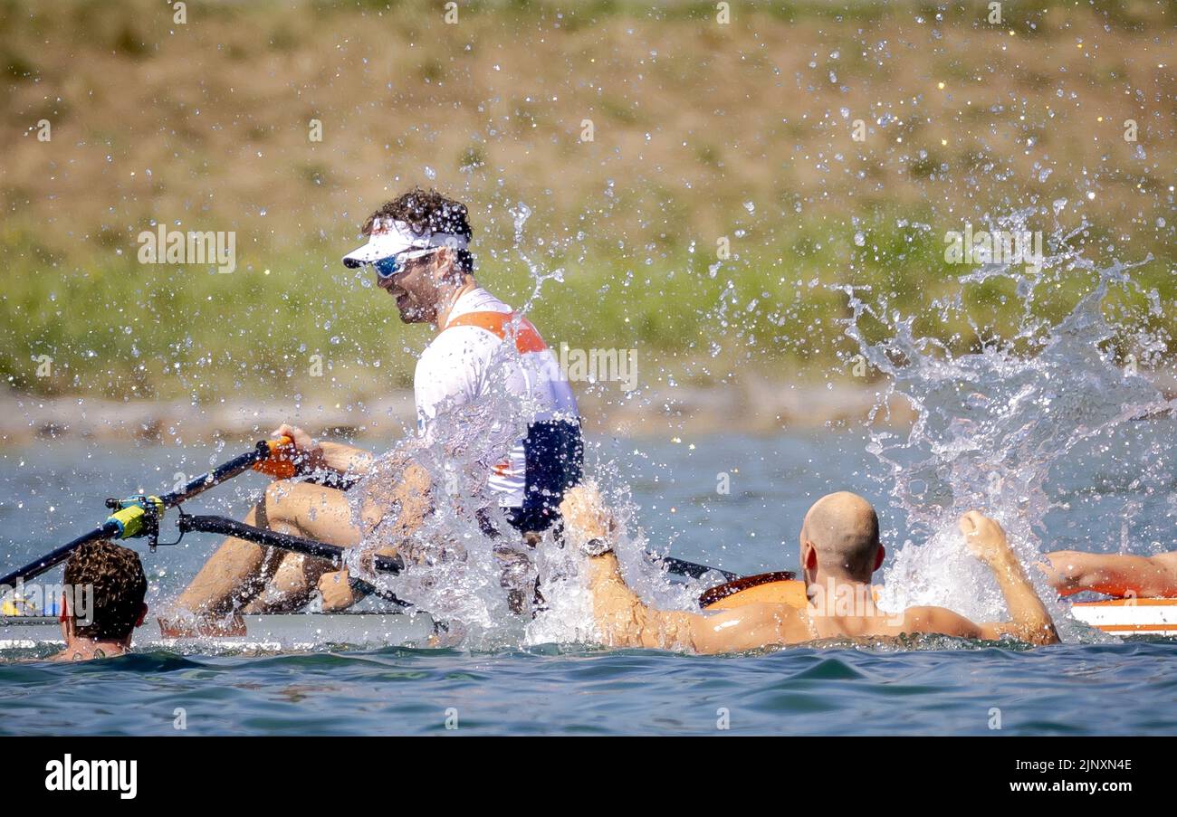MUNCHEN - Melvin Twellaar celebrates his win with the other Dutch ...