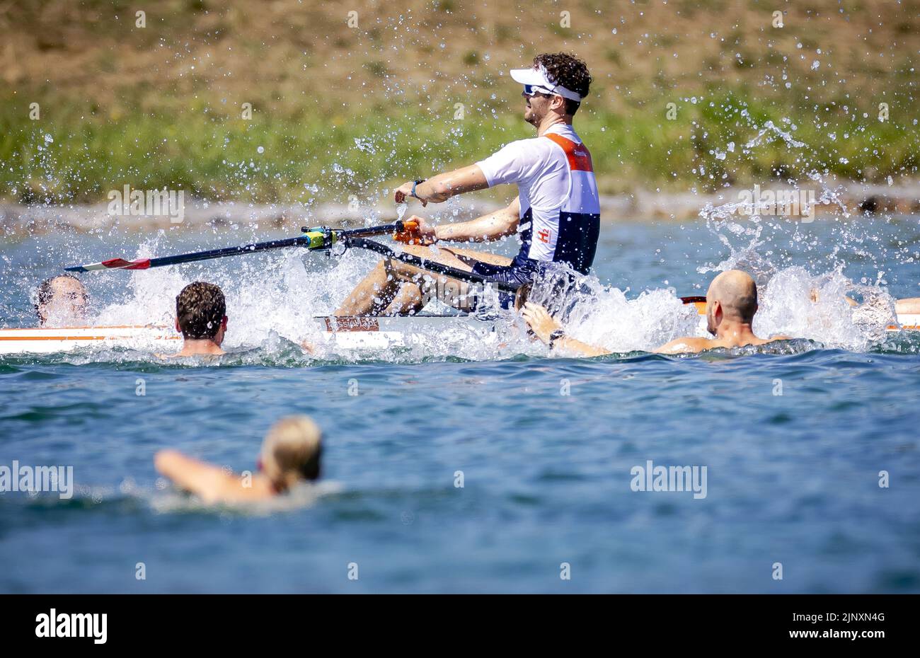 MUNCHEN - Melvin Twellaar celebrates his win with the other Dutch ...