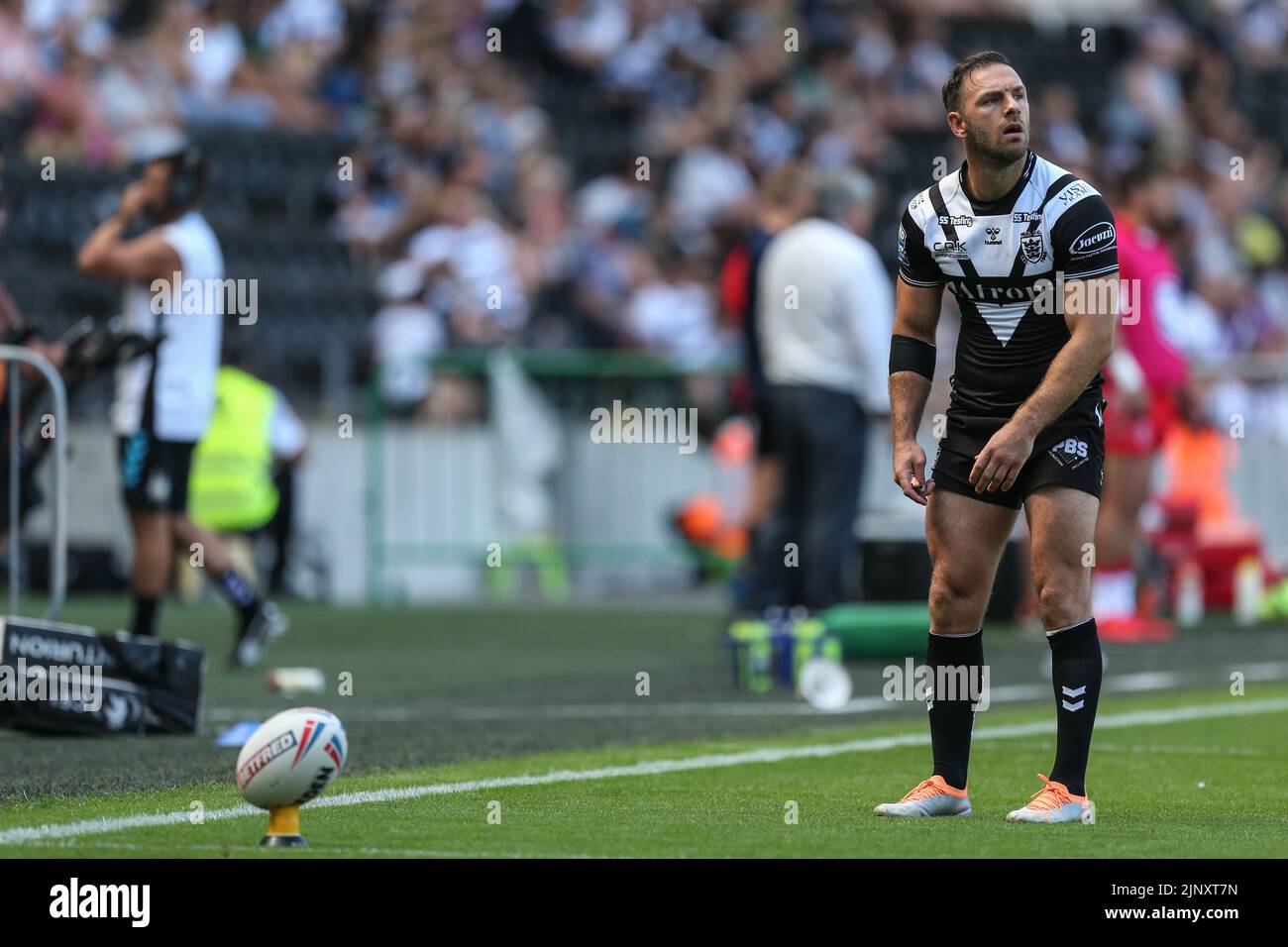 Luke Gale #7 of Hull FC prepares to kick the conversion kick Stock ...