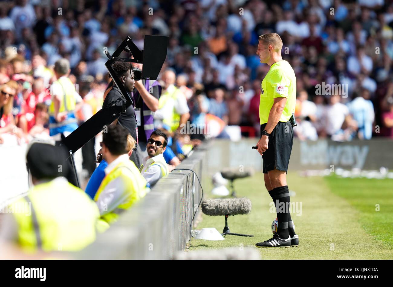 Robert jones referee hi-res stock photography and images - Alamy