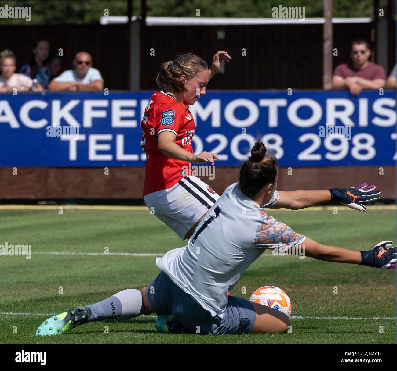 Mackenzie arnold west ham goalkeeper hi-res stock photography and ...