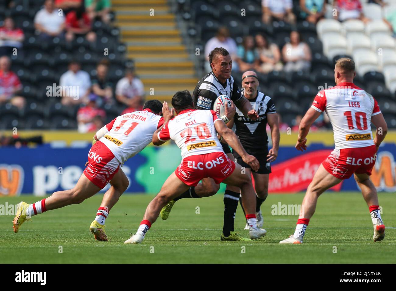 Kane Evans #16 of Hull FC runs at the St Helens defence Stock Photo - Alamy