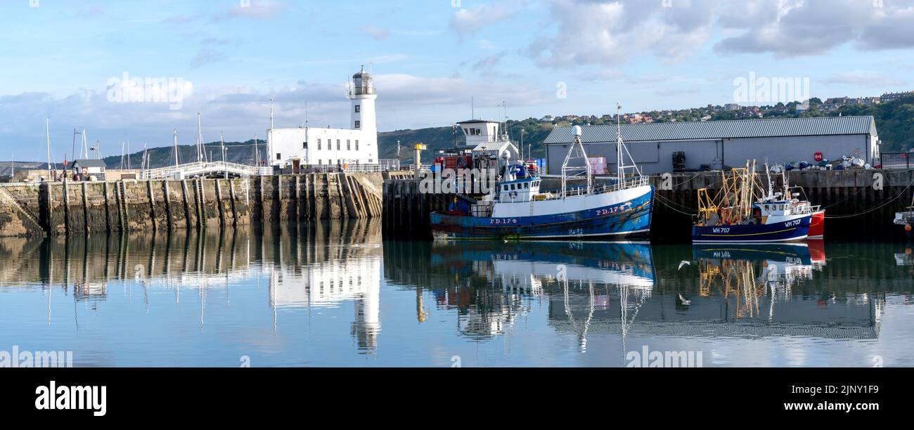 Scarborough Harbour and lighthouse, Scarborough, North Yorkshire ...
