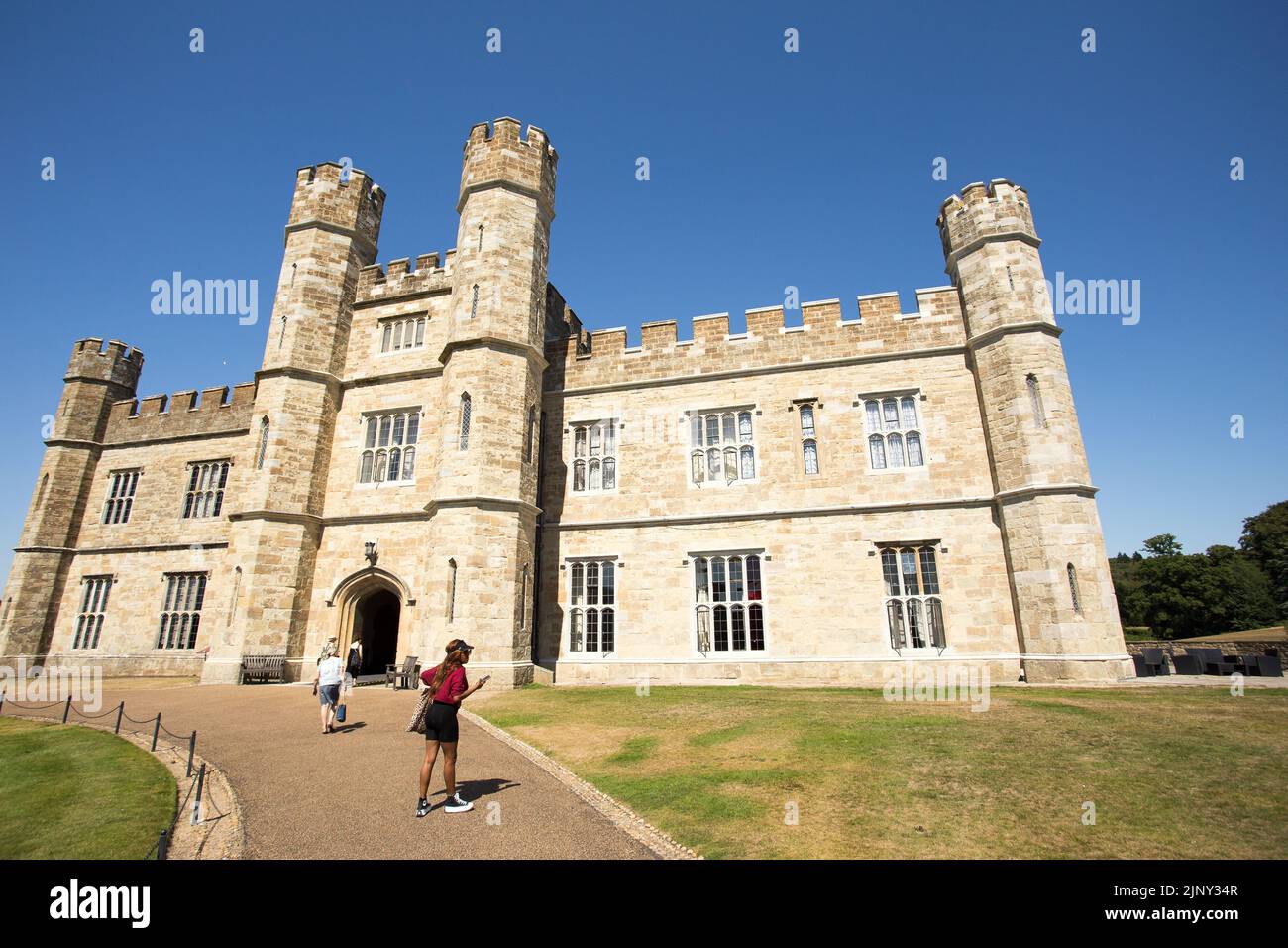 Splendid castle hi-res stock photography and images - Alamy