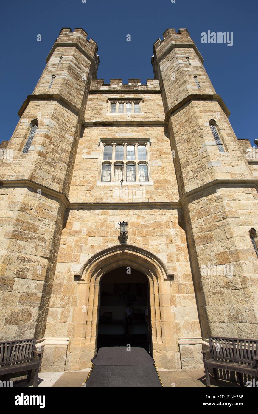 Splendid castle hi-res stock photography and images - Alamy